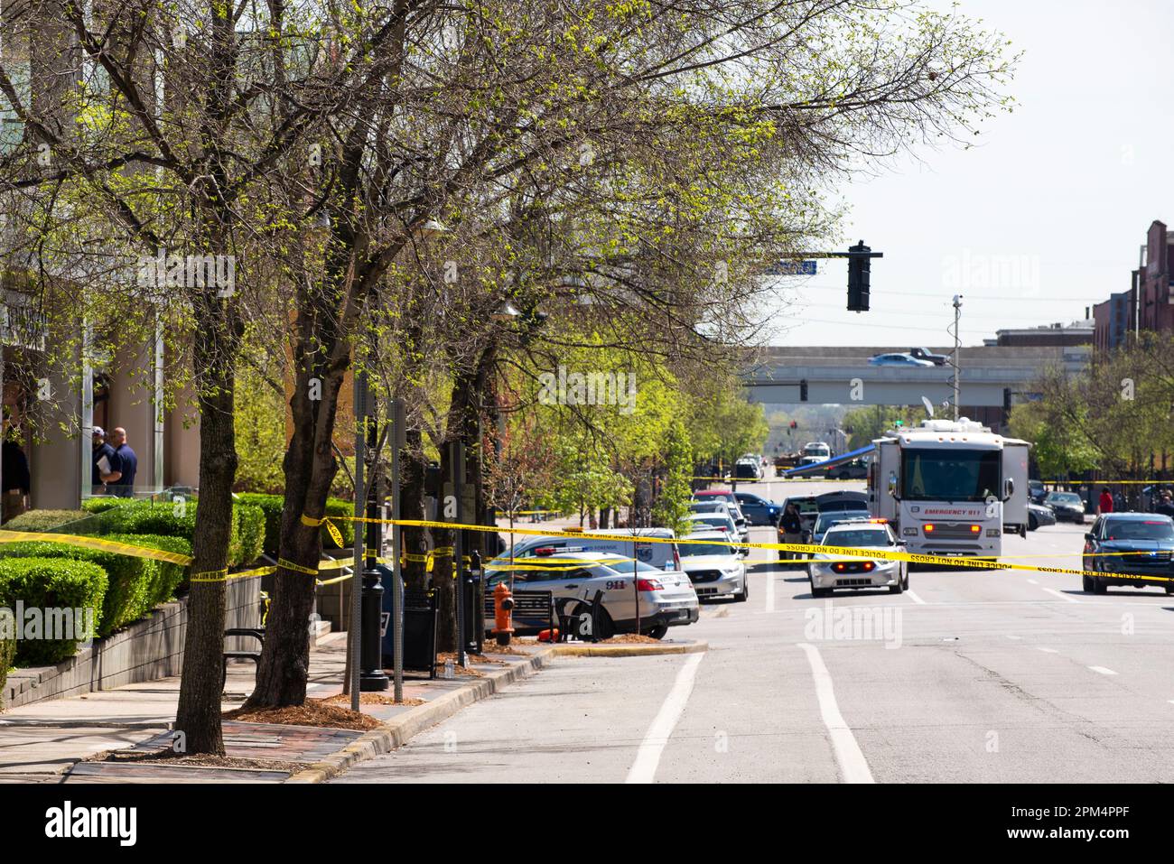 Louisville, Kentucky, USA. 10th April, 2023. Police tape and vehicles ... Louisville, Kentucky, USA. 10th April, 2023. Police tape and vehicles ...