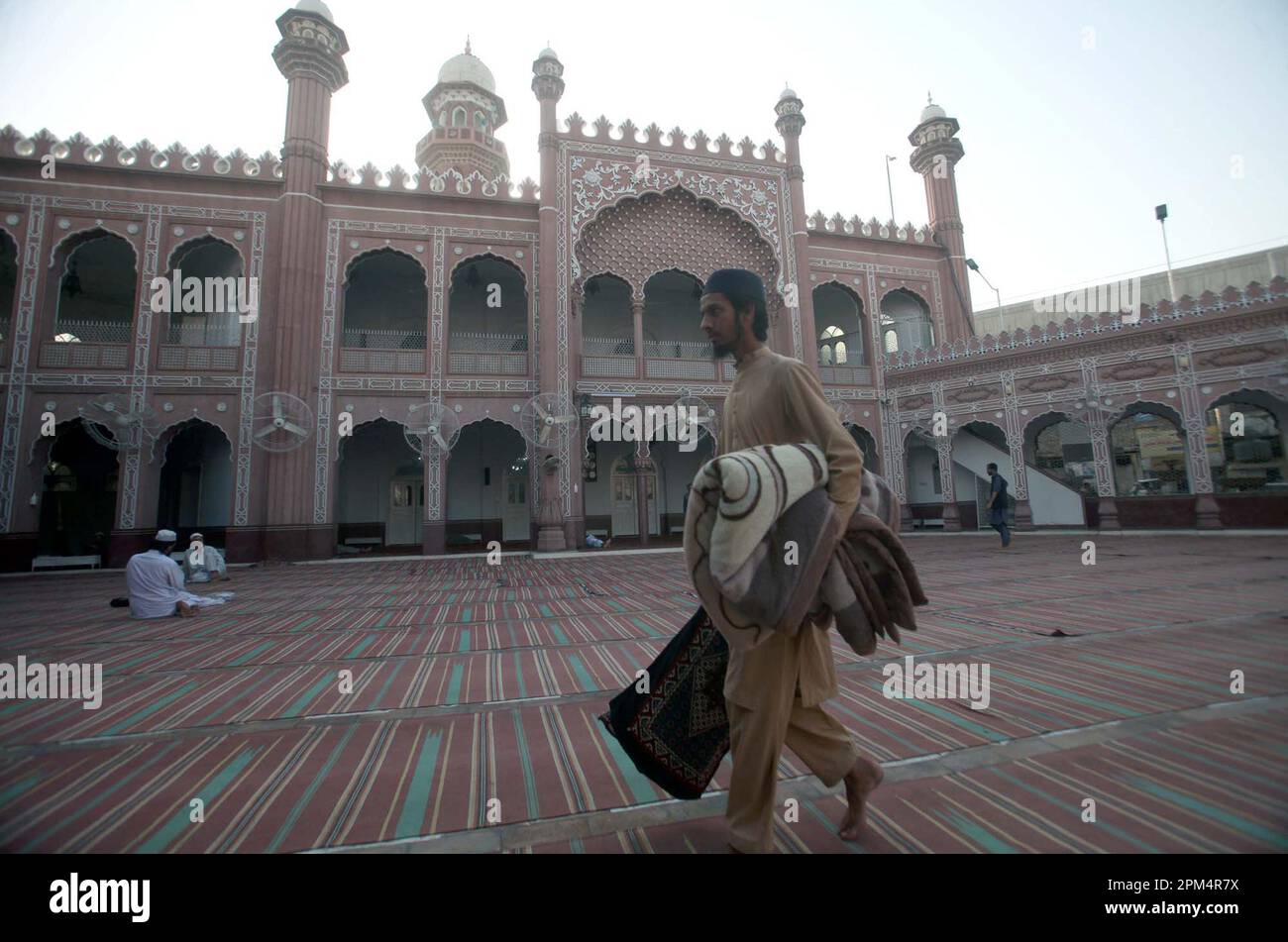 Faithful Muslims arrive for Itikaf at Sunehri mosque in Peshawar on ...