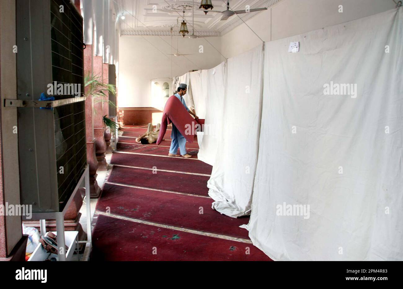 Faithful Muslims arrive for Itikaf at Sunehri mosque in Peshawar on ...