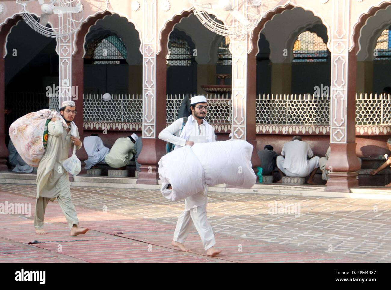 Faithful Muslims arrive for Itikaf at Sunehri mosque in Peshawar on ...