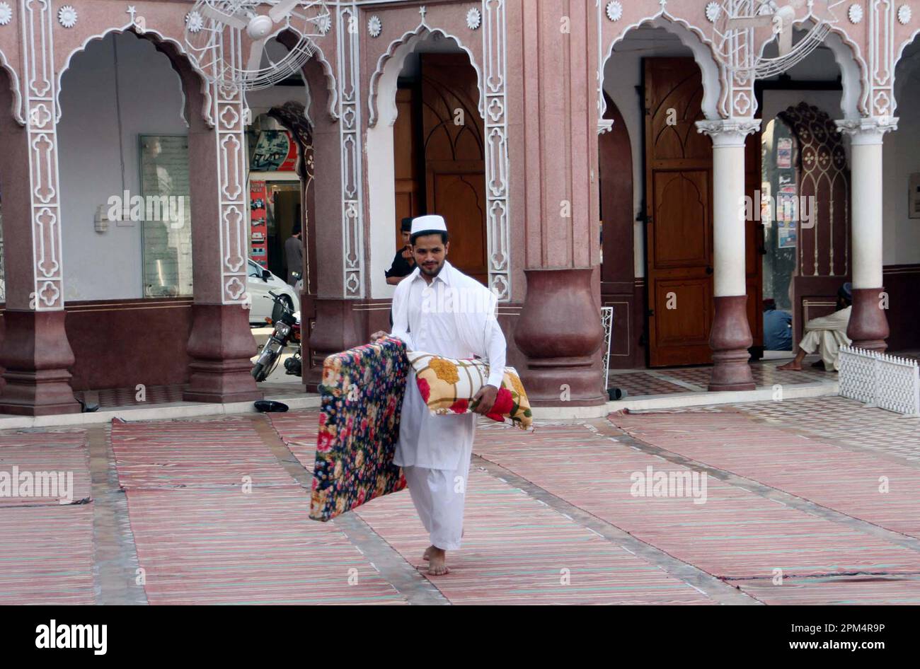 Faithful Muslims arrive for Itikaf at Sunehri mosque in Peshawar on ...