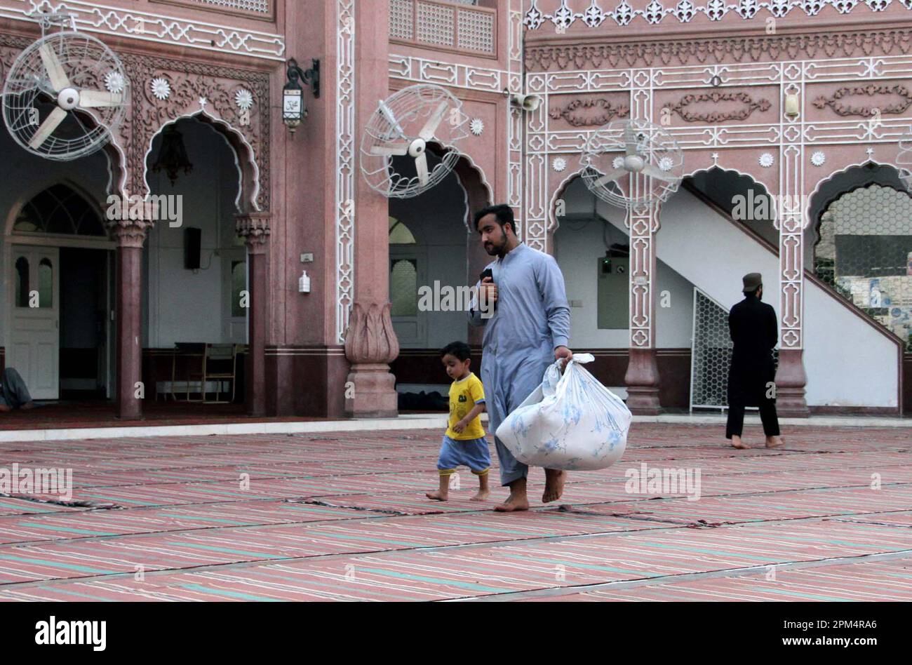 Faithful Muslims arrive for Itikaf at Sunehri mosque in Peshawar on ...