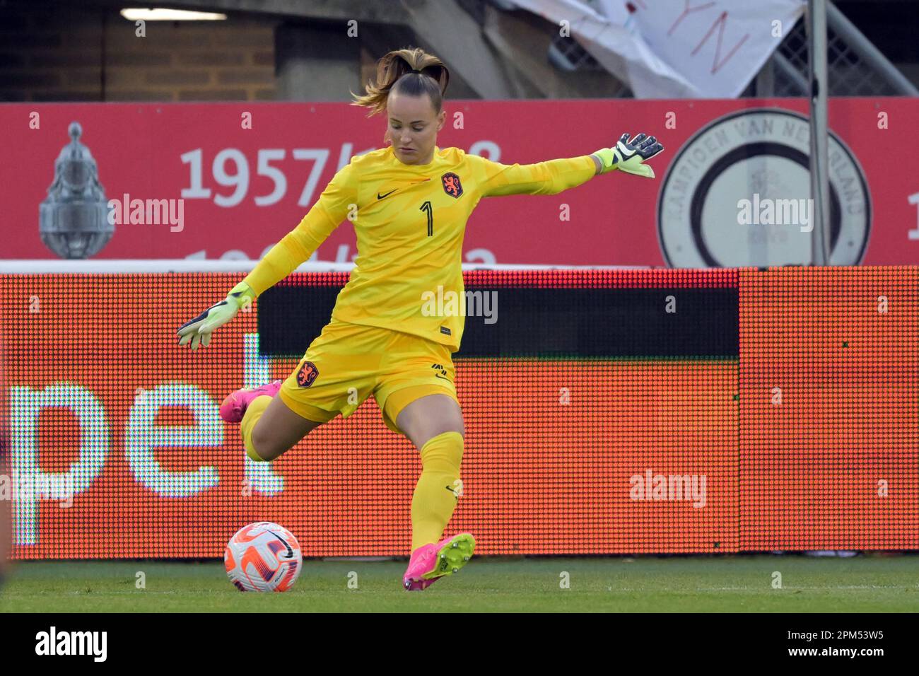 ROTTERDAM - Holland goalkeeper Daphne van Domselaar during the friendly ...