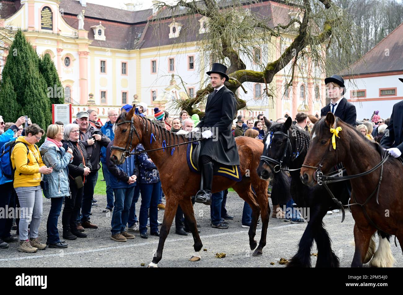 Landrat Stephan Meyer, hoch zu Ross,er ist einer der 72 Reiter beim 394 ...