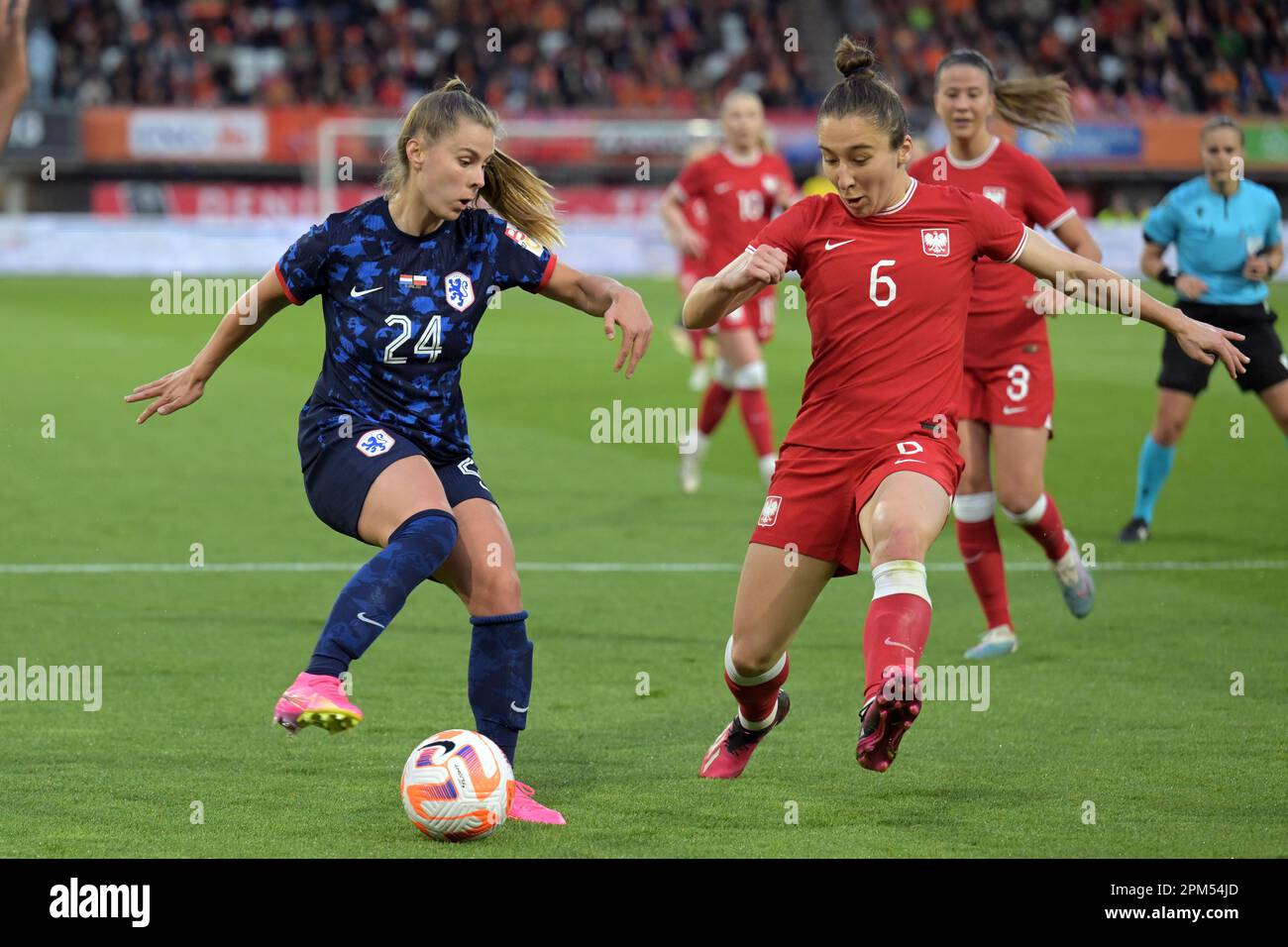ROTTERDAM - (lr) Victoria Pelova of Holland, Sylwia Matysik of Poland ...