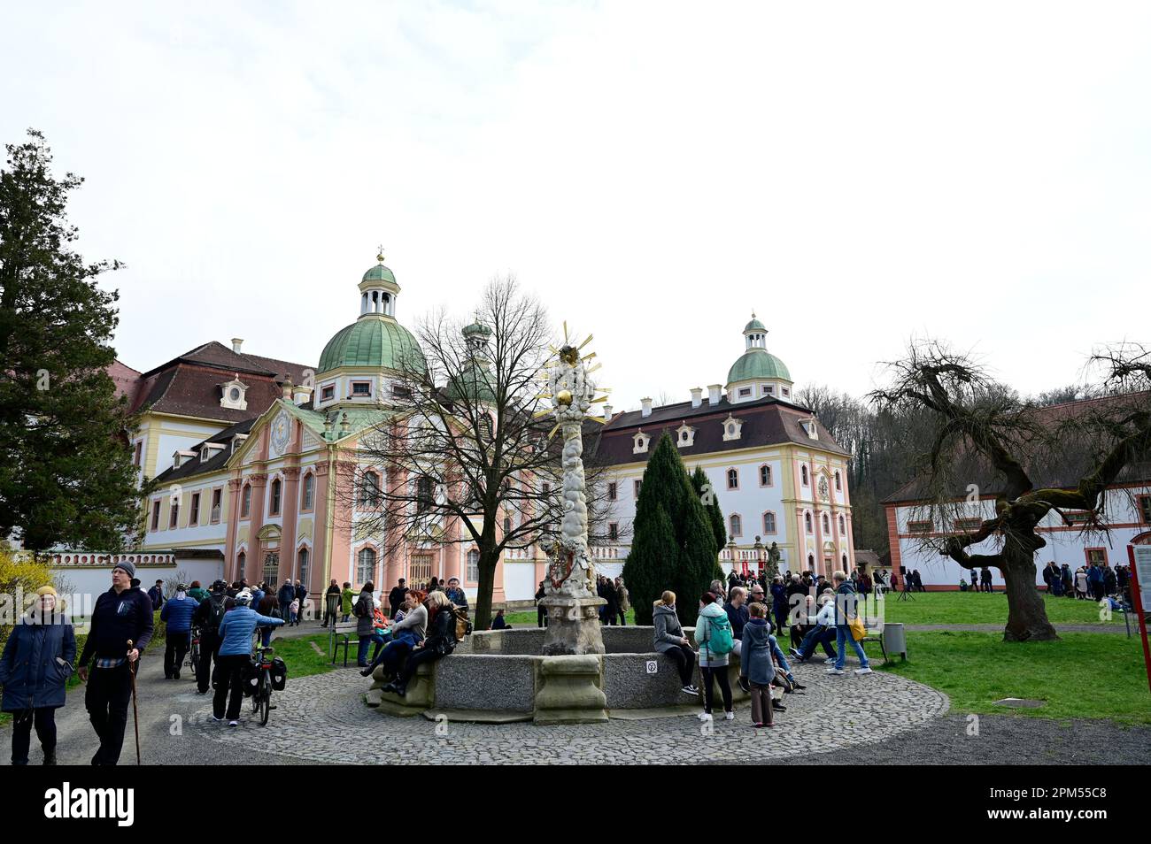 72 Saatreiter beim 394. Saatreiten am Ostersonntag im Klosterhof St ...