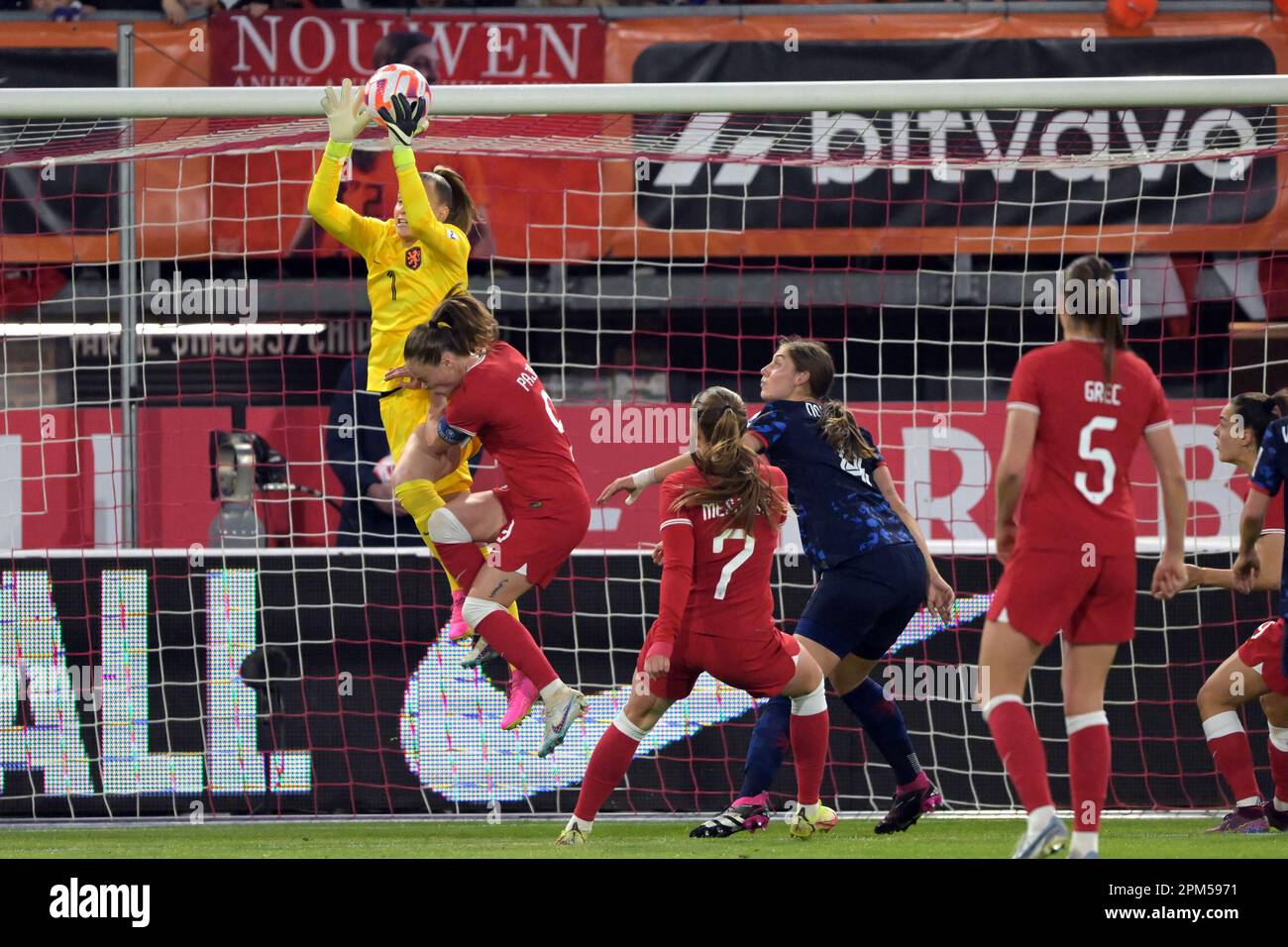 ROTTERDAM - (lr) Holland goalkeeper Daphne van Domselaar, Ewa Pajor of ...
