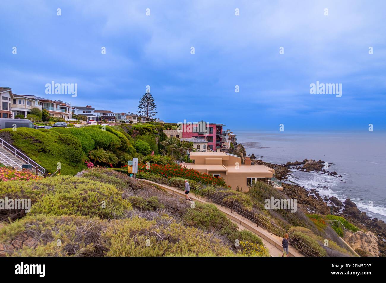 Cliff with houses in the west coast or California USA Stock Photo - Alamy
