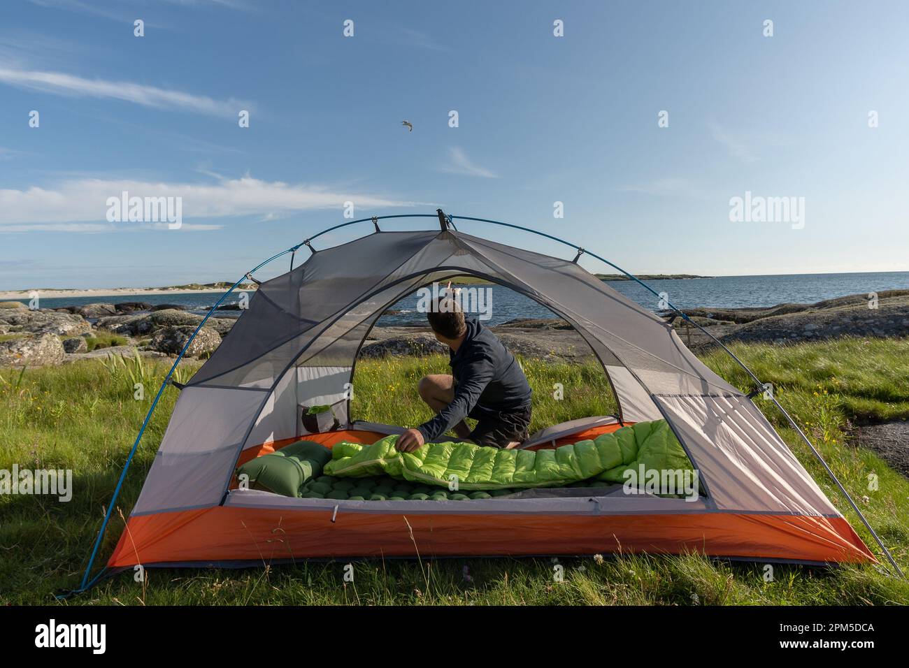 People setting up on the beach hi-res stock photography and images - Alamy
