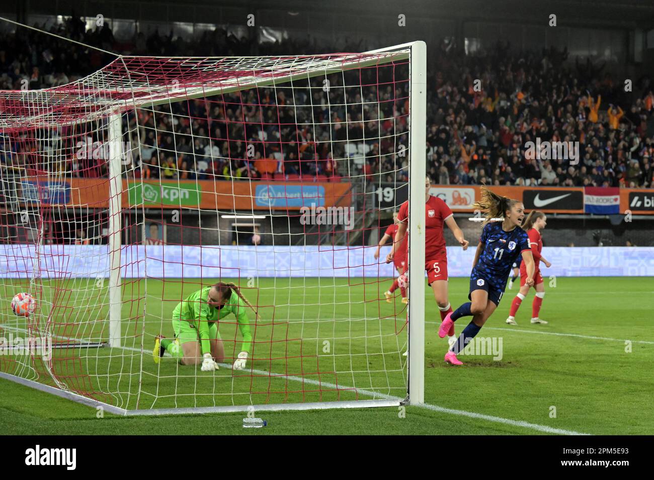 ROTTERDAM - (lr) Lieke Martens of Holland scores the 3-1. (lr) Poland ...