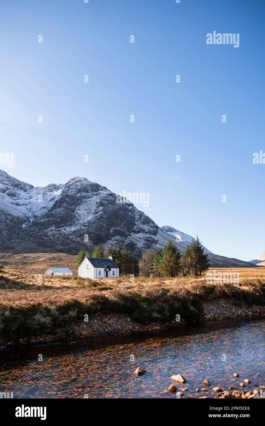 Lone white country house in the Scottish Highlands Stock Photo - Alamy