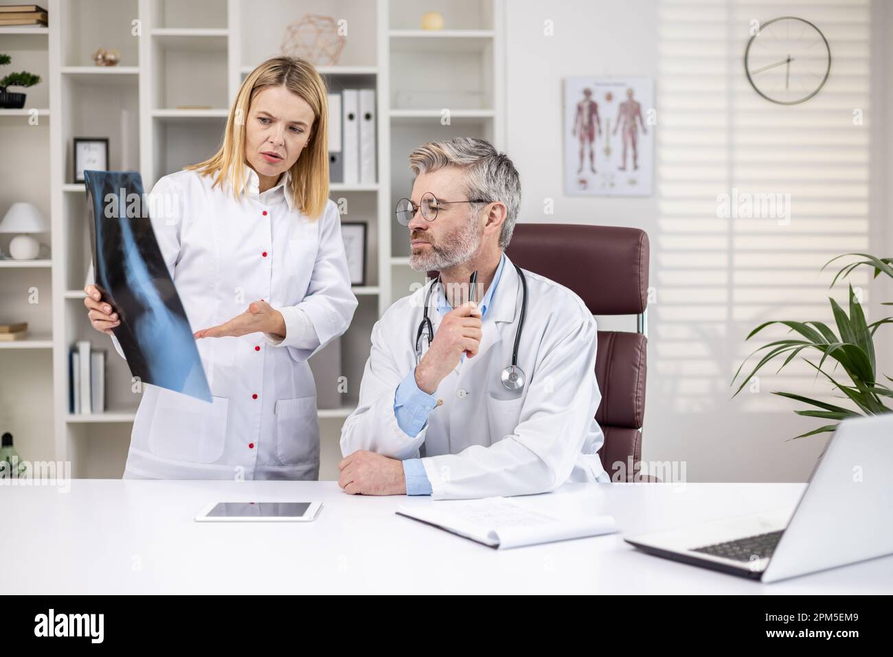 Xray planning team doctors hi-res stock photography and images - Alamy