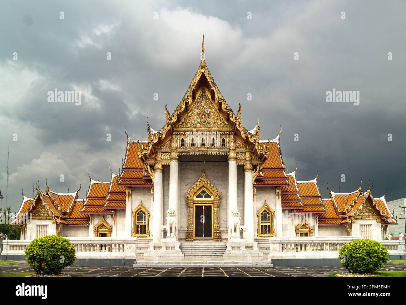 Facade of the Thai Marble temple in Bangkok, Thailand Stock Photo - Alamy