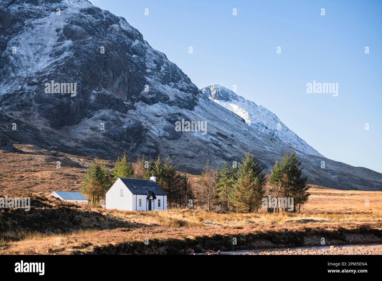 Lone white country house in the Scottish Highlands Stock Photo - Alamy