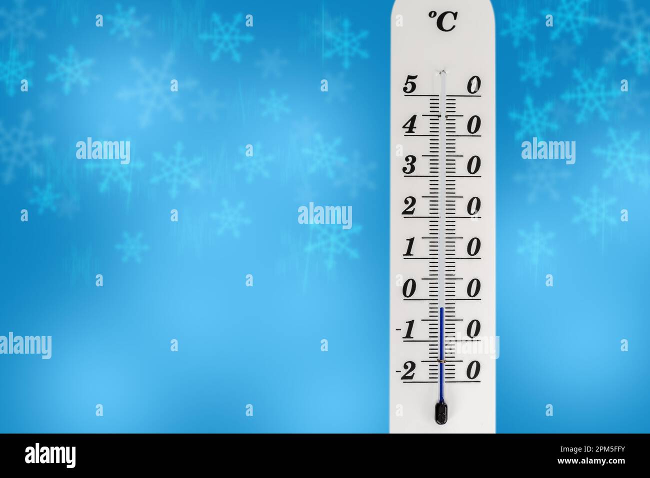 Temperature under zero on thermometer. Winter concept Stock Photo - Alamy