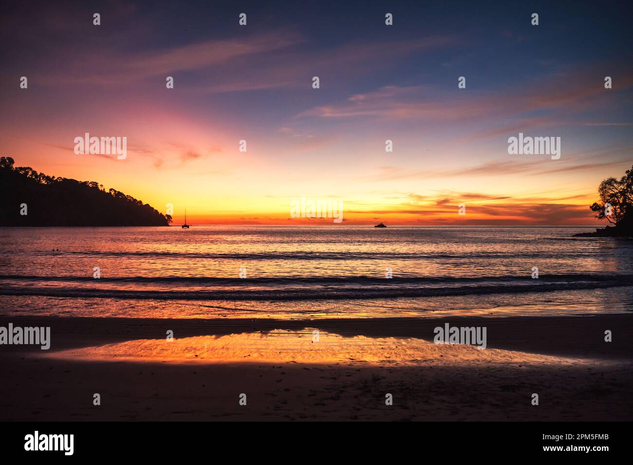 Tropical sunset sky pink costa rica hi-res stock photography and images ...