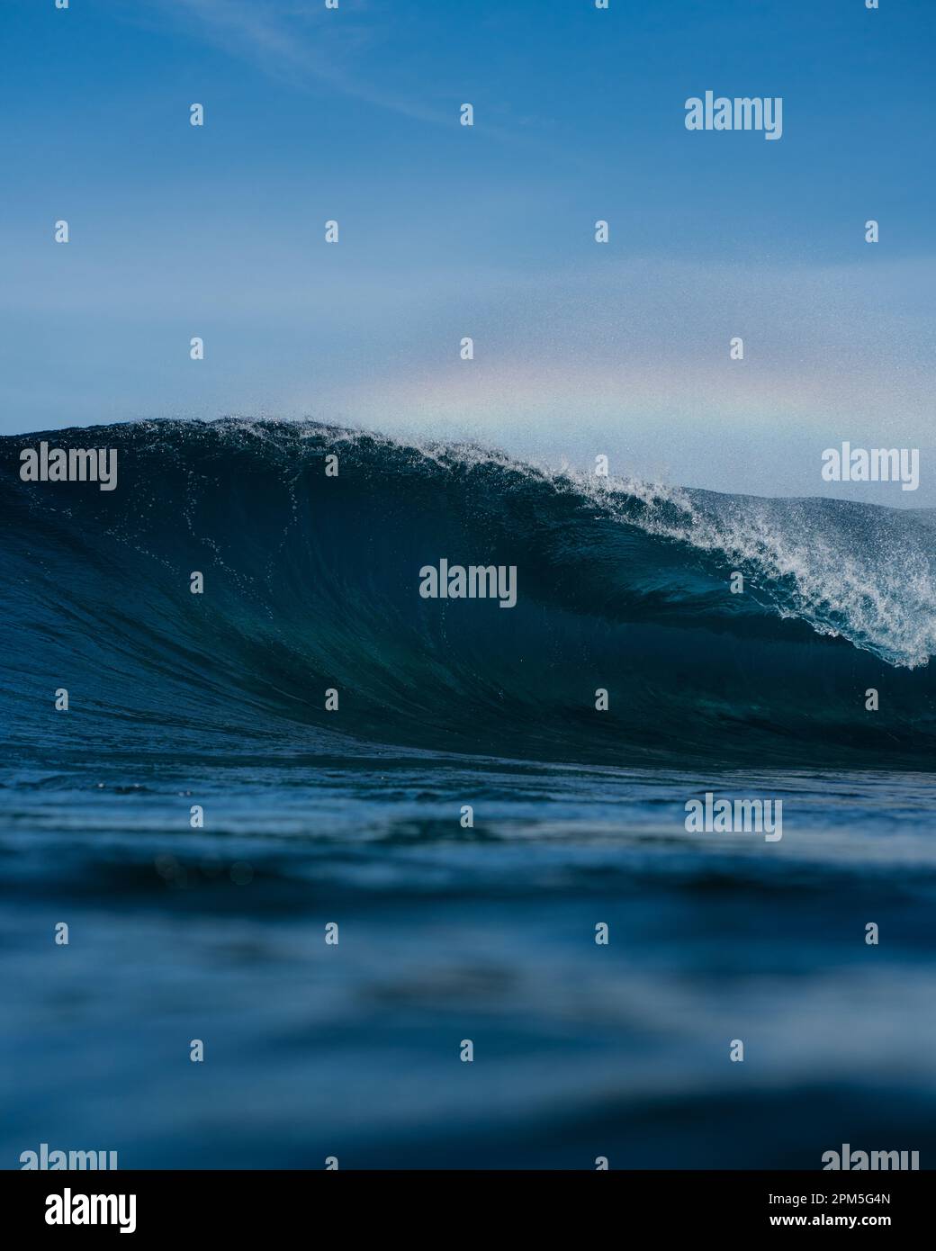 Blue sky and breaking wave hi-res stock photography and images - Alamy