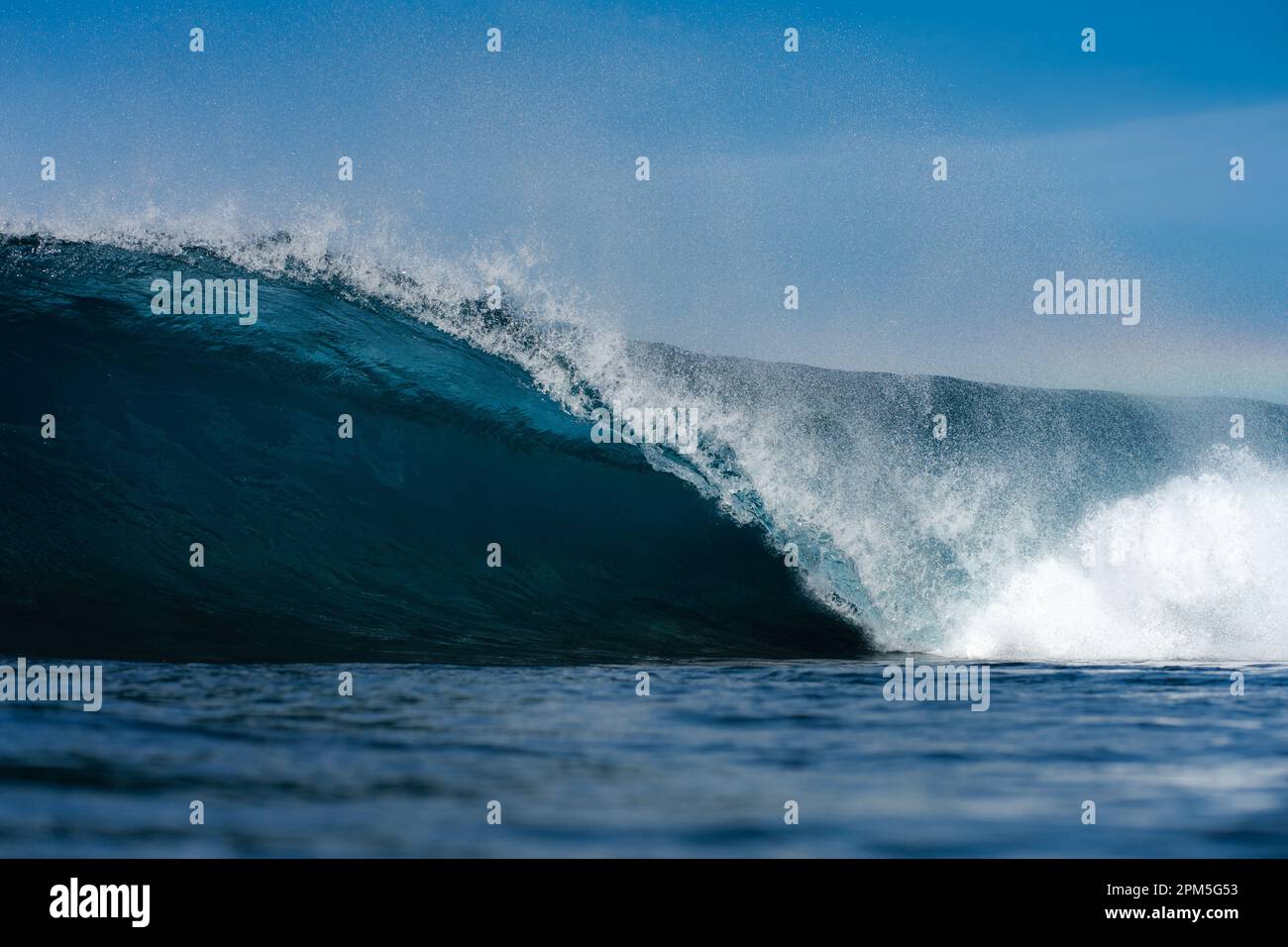 Blue sky and breaking wave hi-res stock photography and images - Alamy