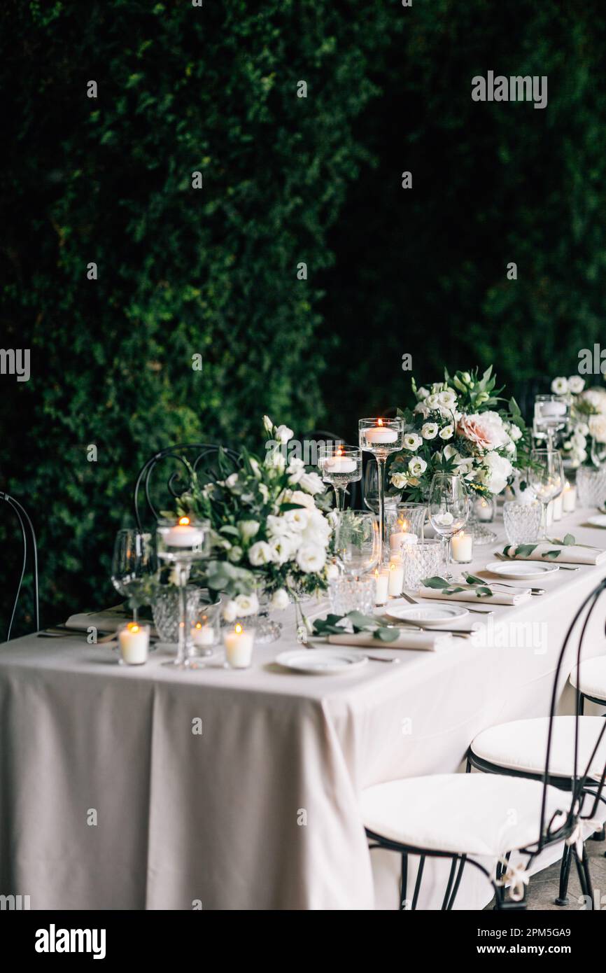 Italy outdoor table hi-res stock photography and images - Alamy