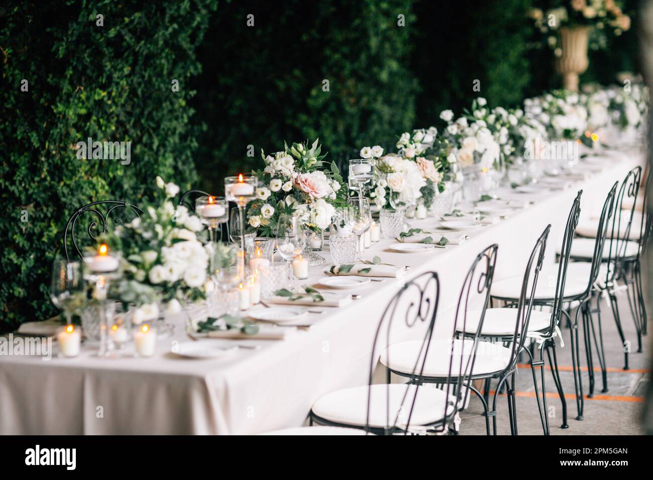 Outdoor wedding table hi-res stock photography and images - Alamy
