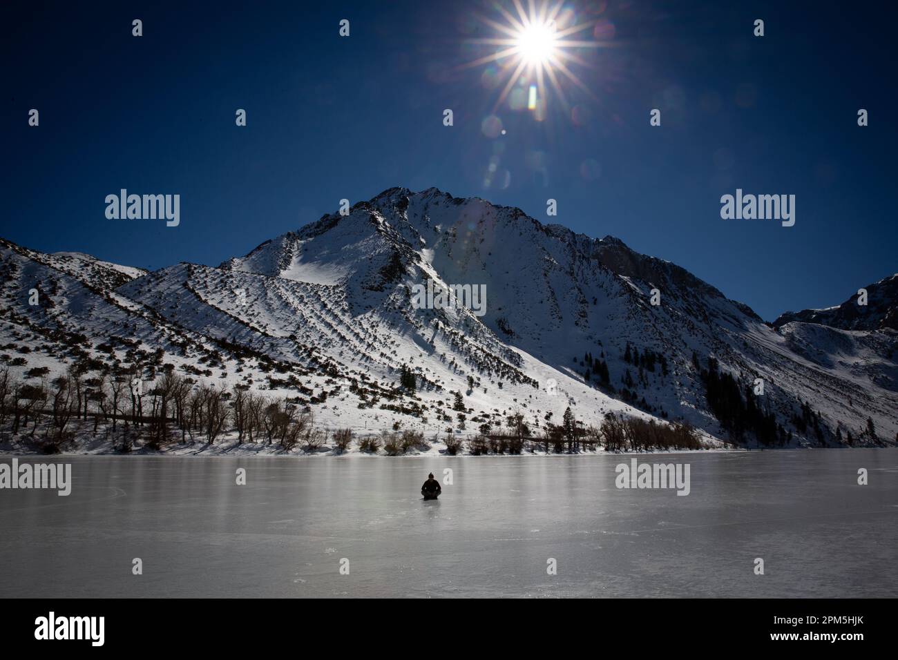 Convict Lake frozen over in the winter Stock Photo - Alamy