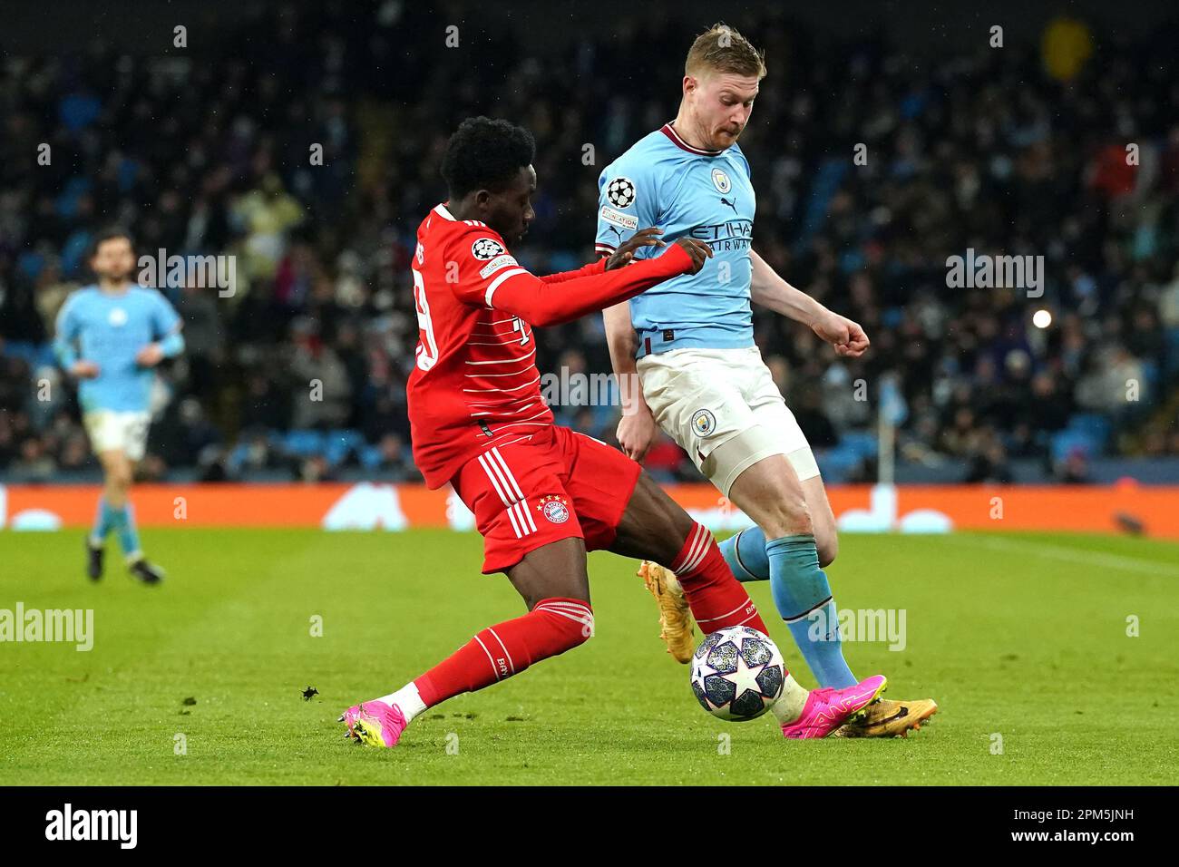 Bayern Munich's Alphonso Davies appears to step on Manchester City's ...