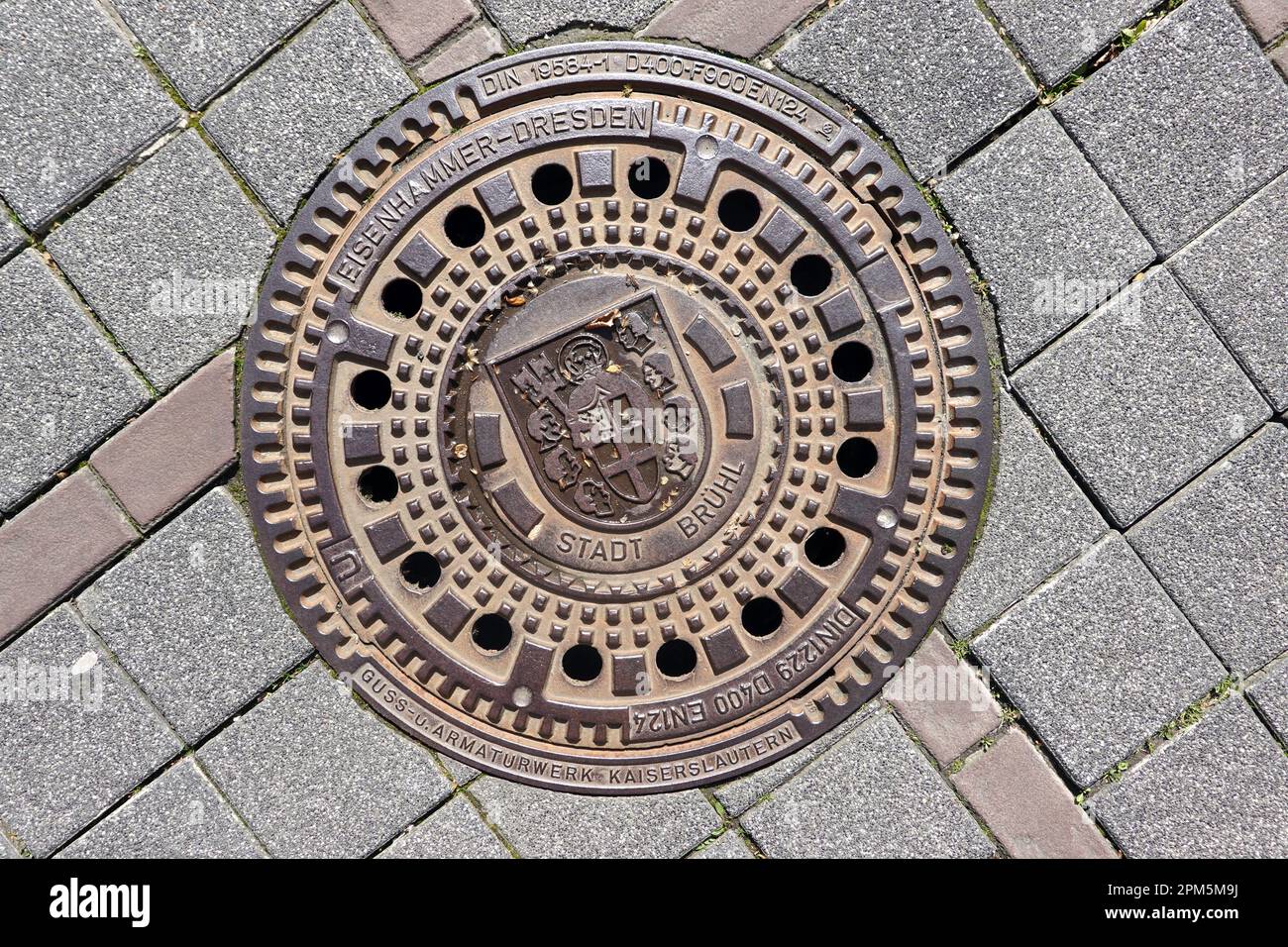 Kanaldeckel mit dem Stadtwappen von Brühl, Nordrhein-Westfalen ...