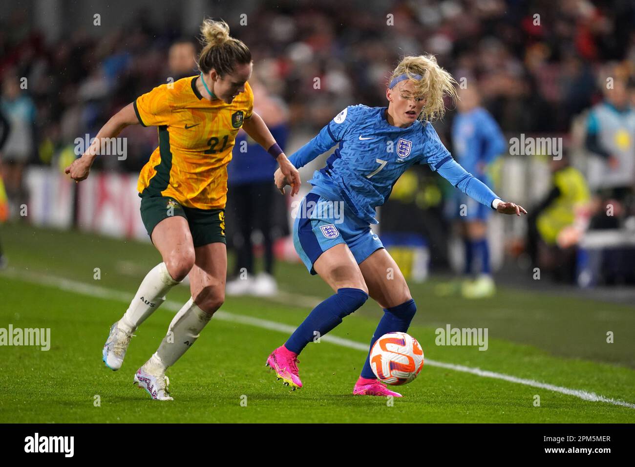 Australia's Ellie Carpenter (left) and England's Chloe Kelly battle for ...