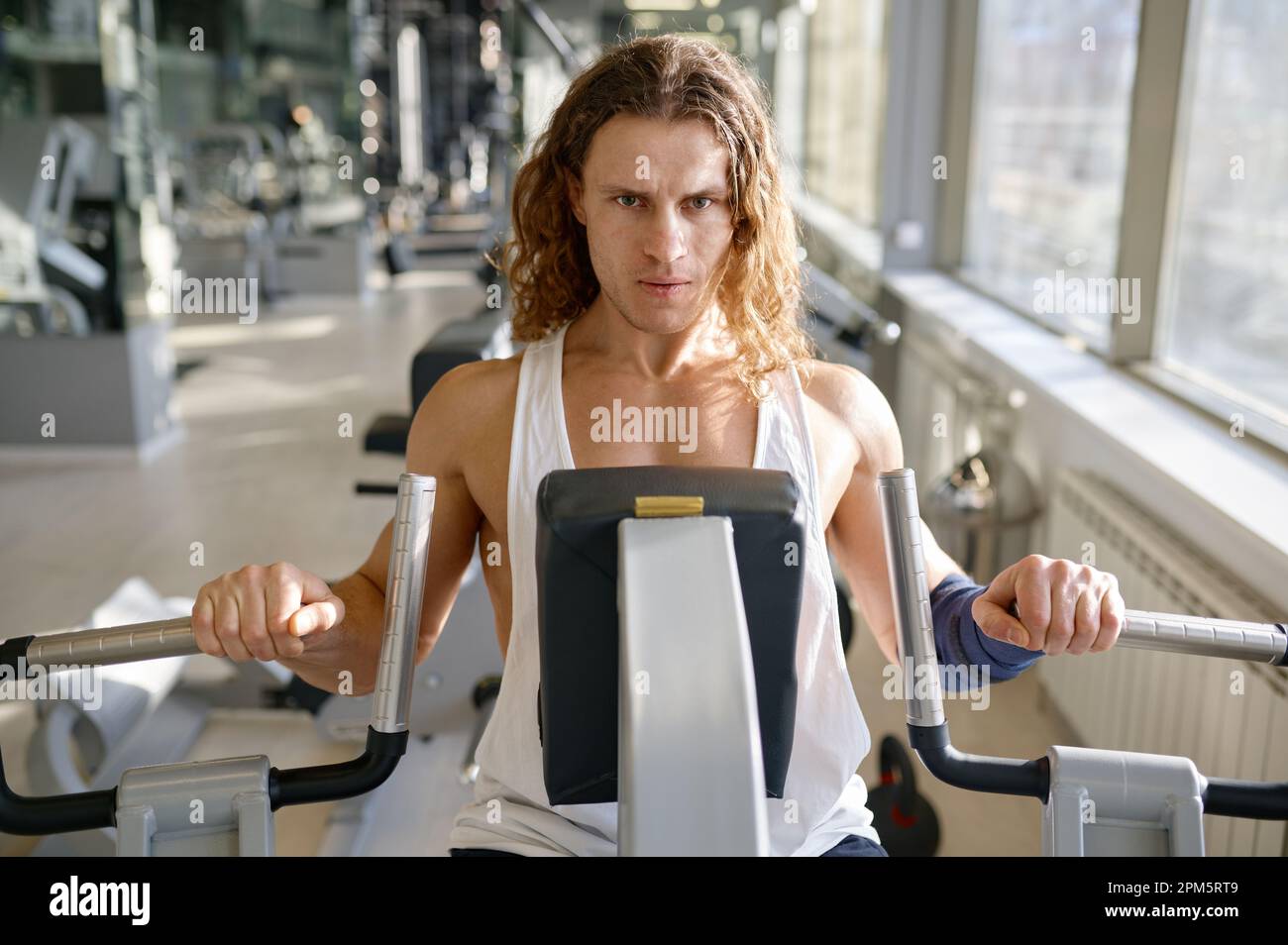Portrait of hard training sportsman bodybuilder working out on gym ...