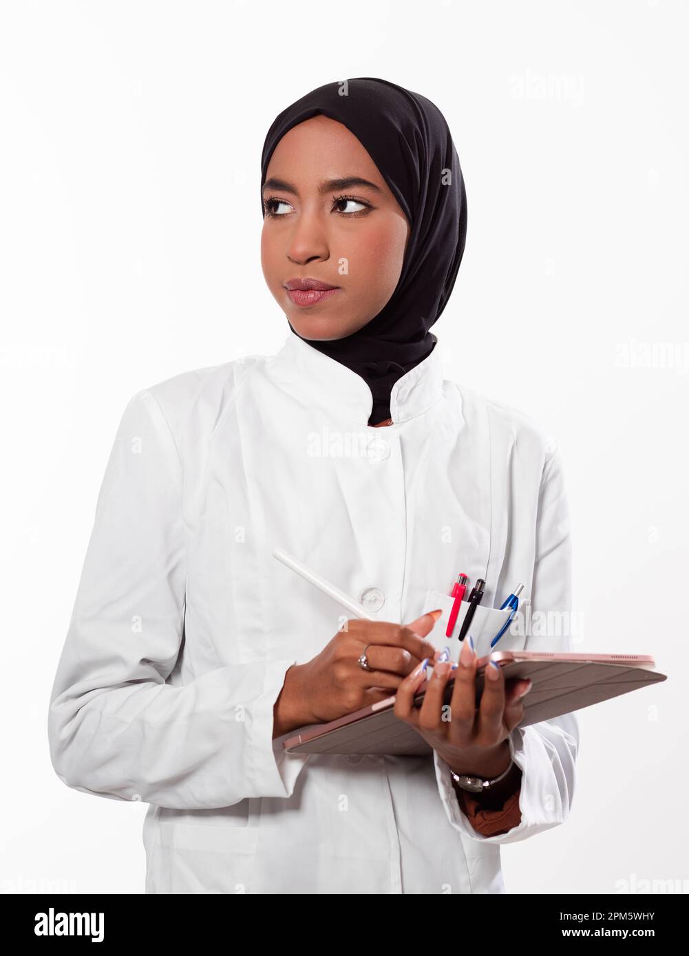 Portrait of muslim female nurse. Authentic Confident Middle Eastern ...
