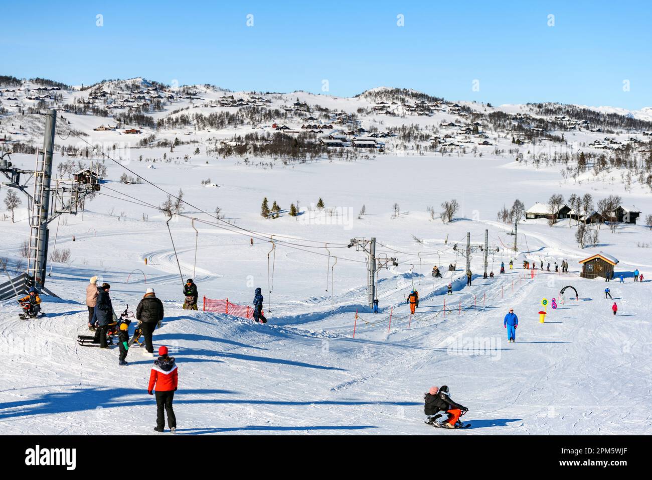 Small skilift and people doing winter sports at Vierli (Rauland ...