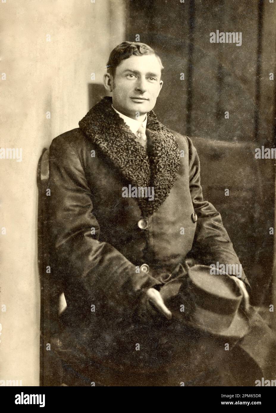 Men's Fashion 1900s. Man in Shearling Coat Stock Photo - Alamy
