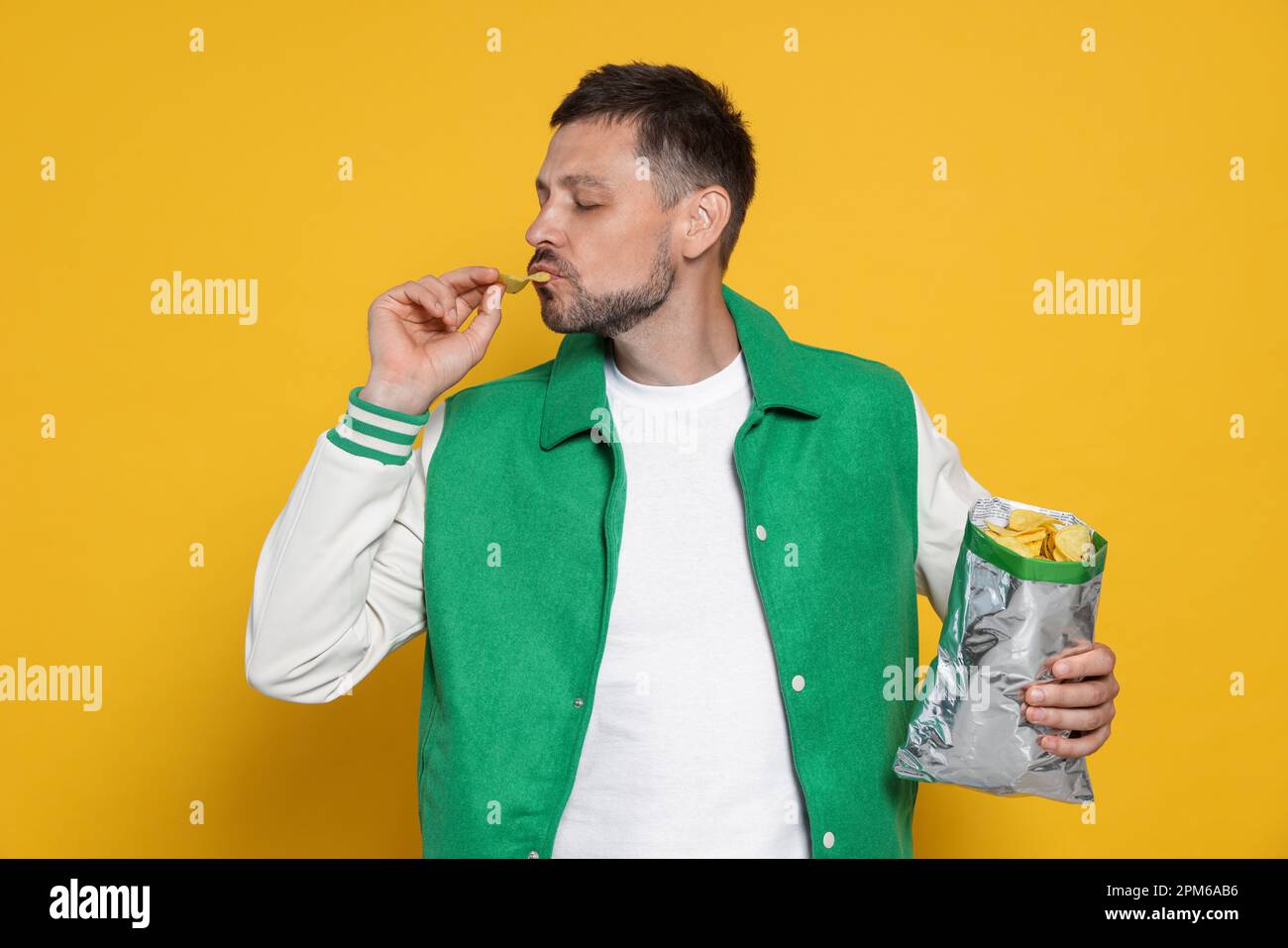 Man eating potato chips hi-res stock photography and images - Alamy