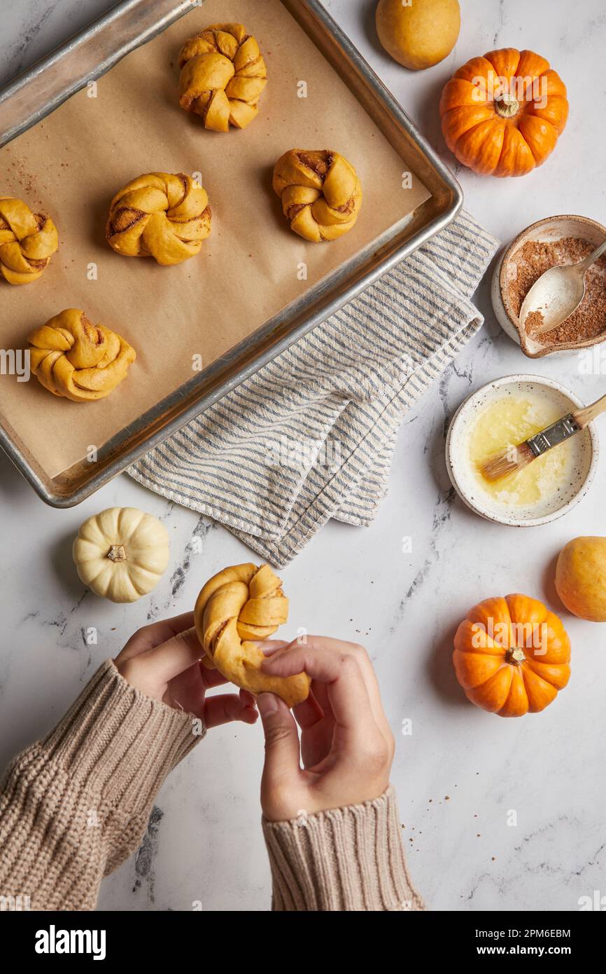 Bread knot rolls hi-res stock photography and images - Alamy