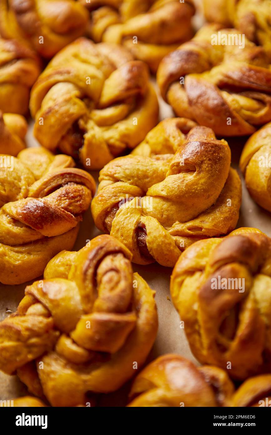 Bread knot rolls hi-res stock photography and images - Alamy