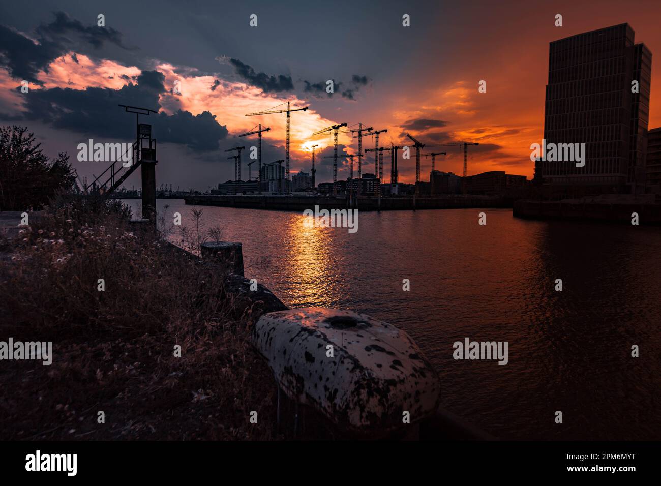 Elbphilharmonie und hafen hi-res stock photography and images - Alamy