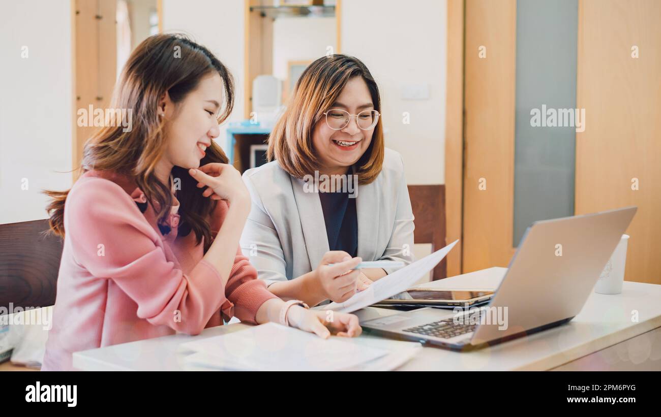 Businesswoman consult analyzing company financial cash flow result ...