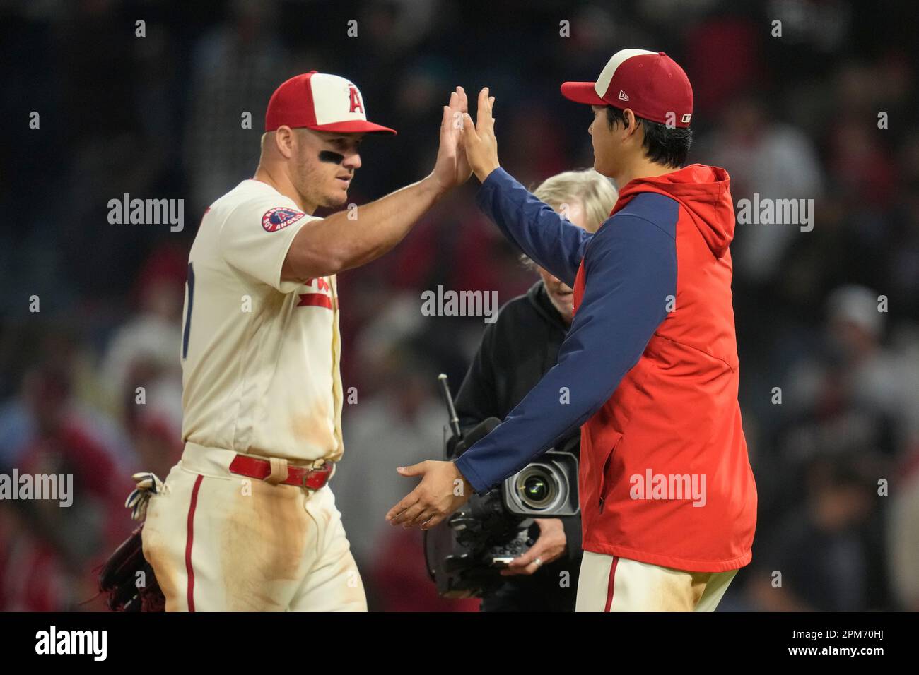 Los Angeles Angels center fielder Mike Trout (27) high-fives starting ...