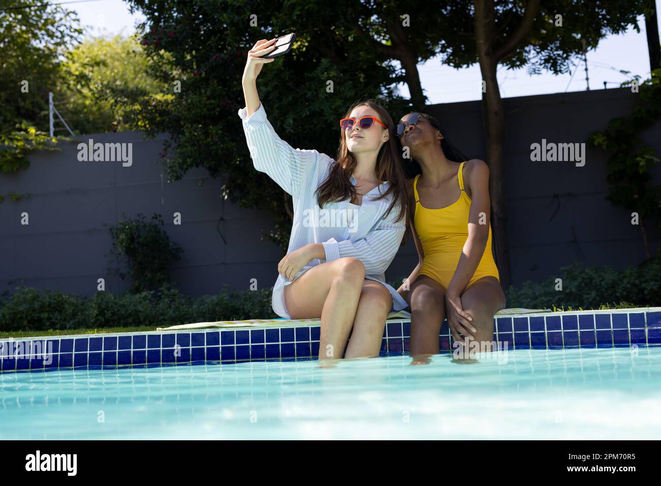 Friends at swimming pool hi-res stock photography and images - Alamy