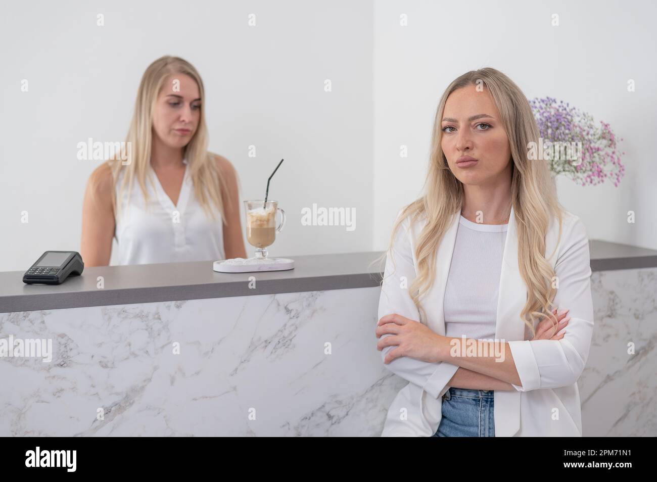 Dissatisfied client stands at the reception of a beauty salon Stock ...