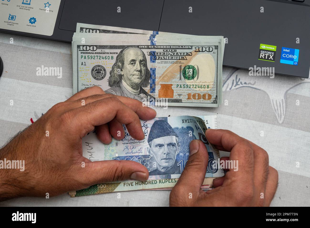 Pakistan 100 rupee note hi-res stock photography and images - Alamy