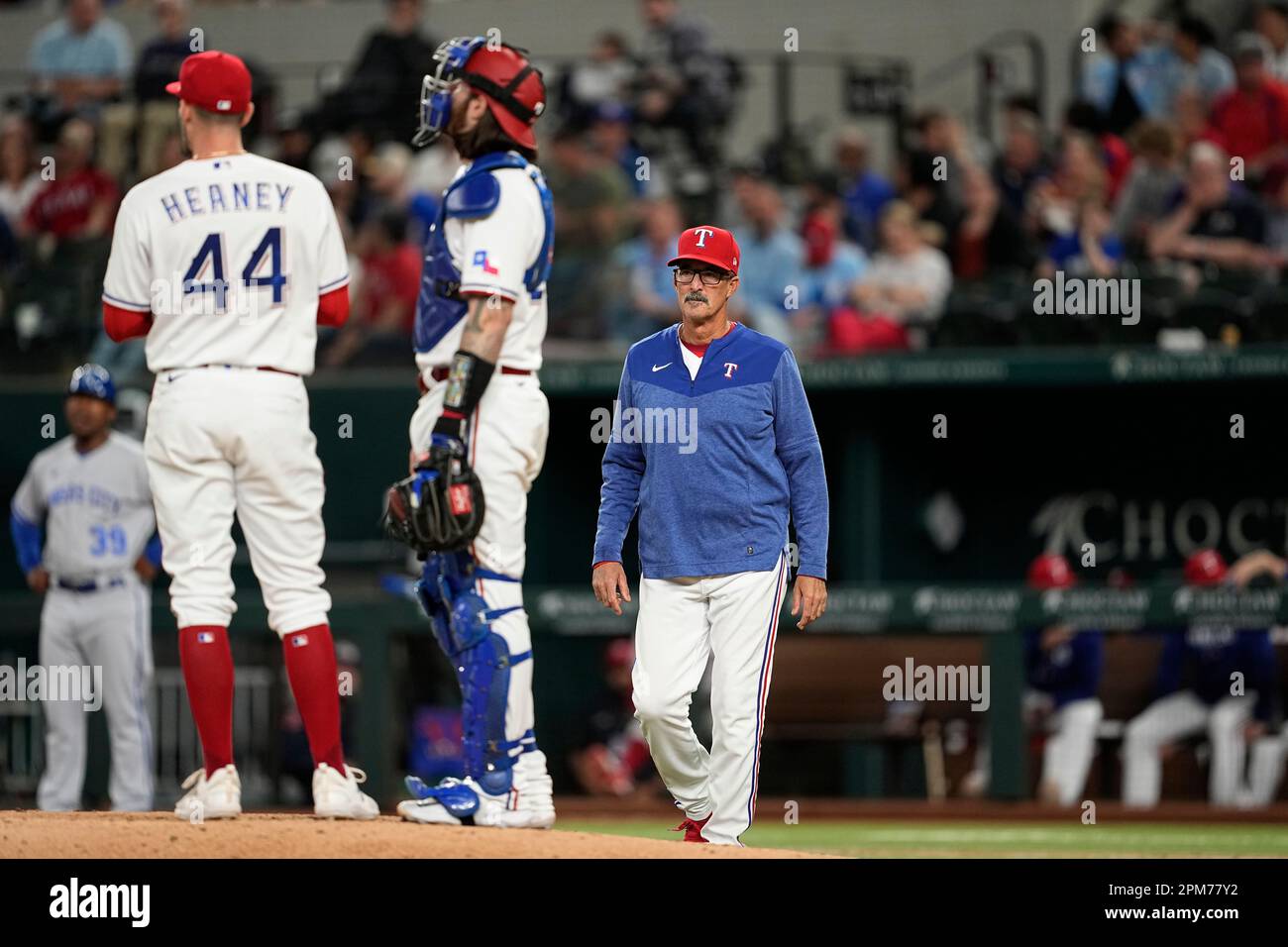 Texas Rangers' Andrew Heaney (44) and catcher Jonah Heim, center, wait ...
