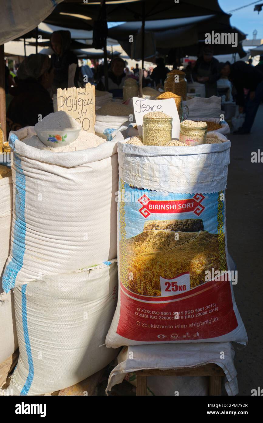 Bulk white rice for sale, measured with glass jars. At the main ...