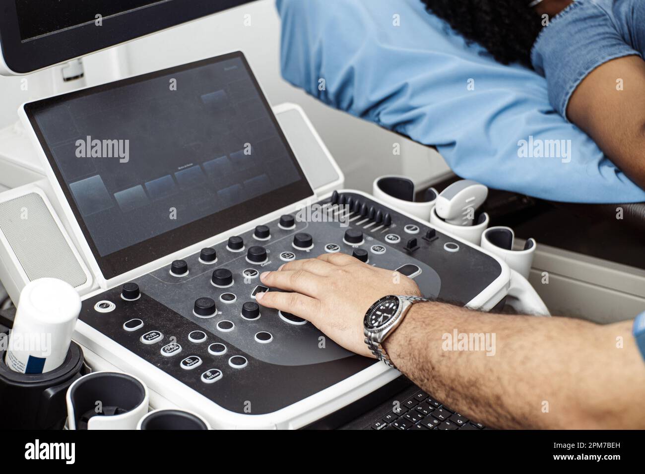 Doctor using ultrasound scan hi-res stock photography and images - Alamy