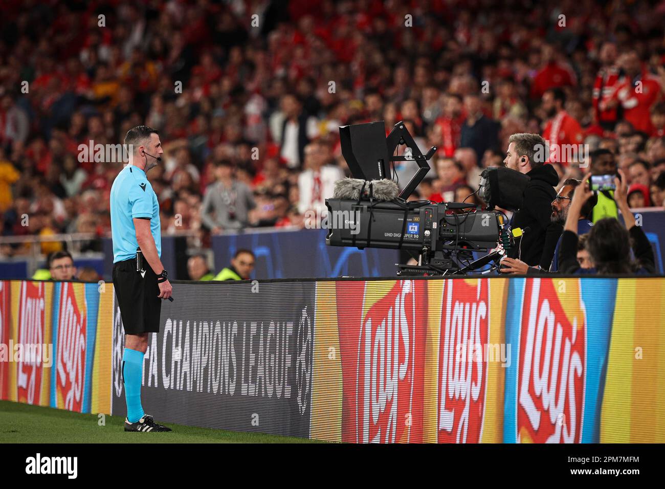 Lisboa, Portugal. 11th Apr, 2023. Referee Michael Oliver is looking at ...