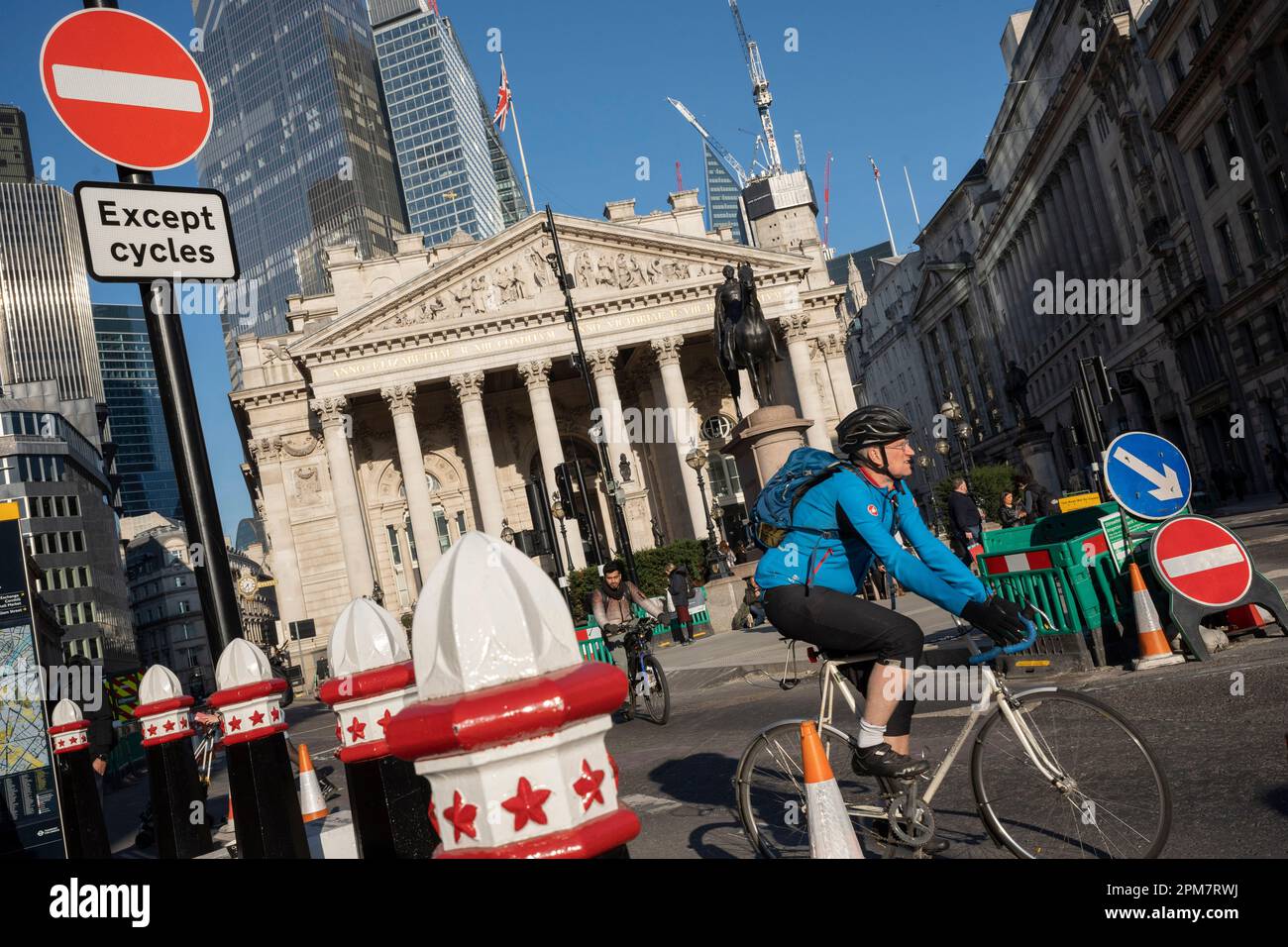 No Entry to vehicle traffic signpost at the corner of Threadneedle ...