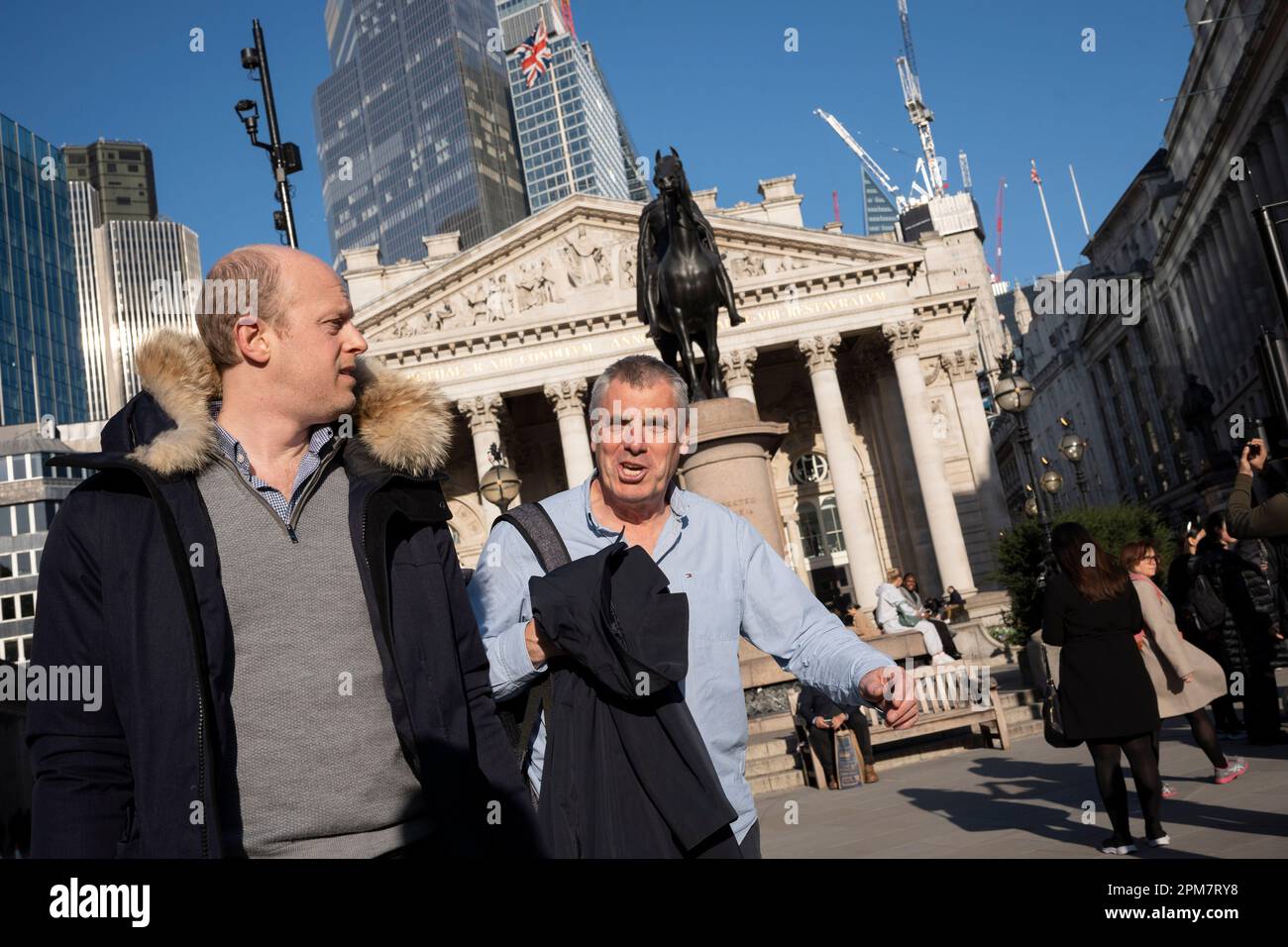 Commuters make their ways home at the corner of Threadneedle Street ...