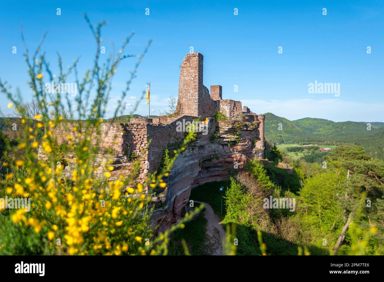 Altdahn castle massif, here the view from the Grafendahn castle ruins ...