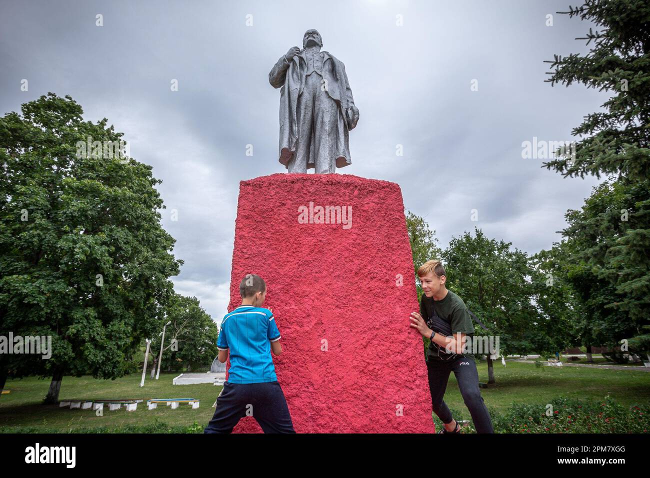 Minsk, Belarus. 5th July, 2019. Kids play around the Lenin's monument ...