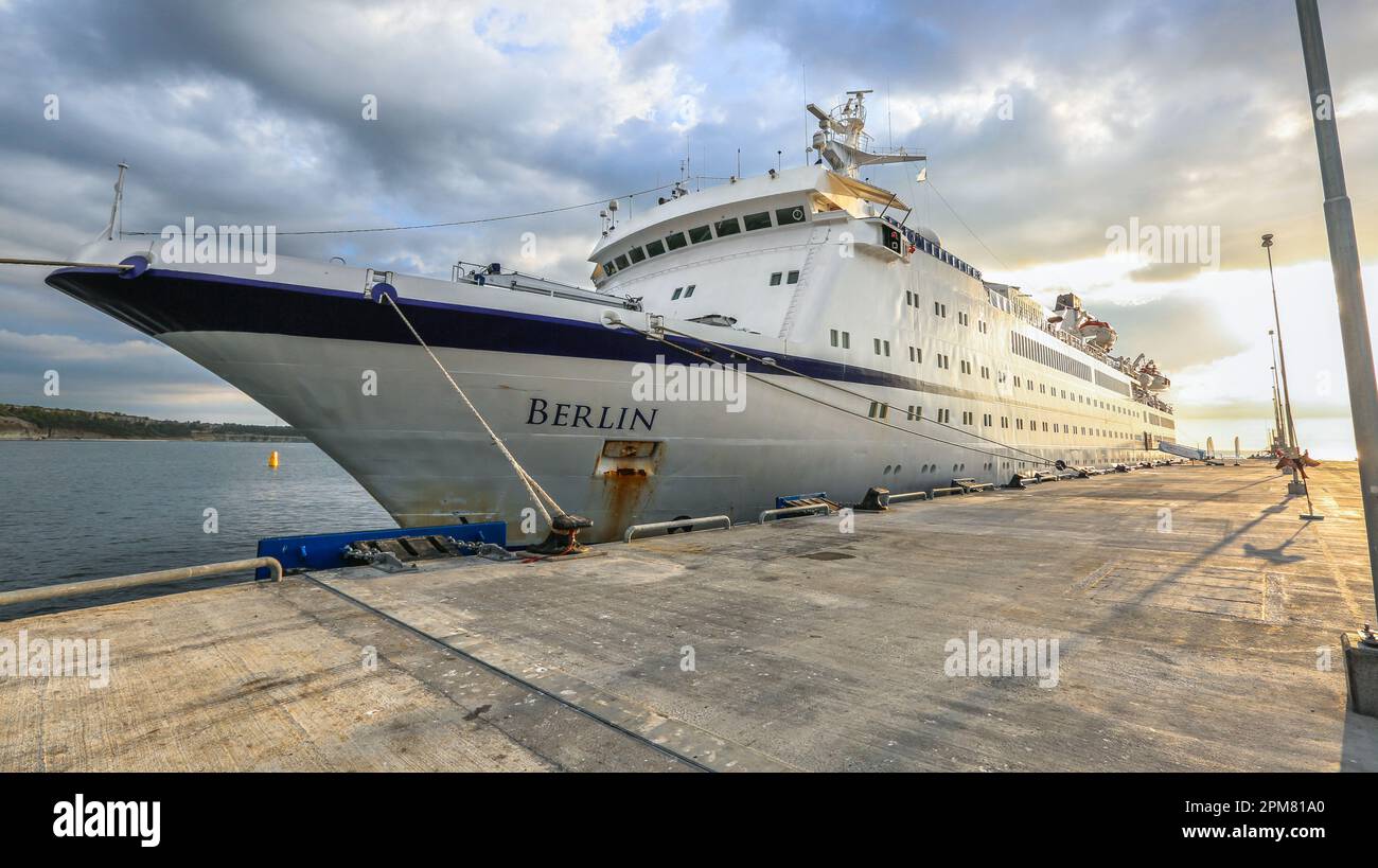 Cruise ship BERLIN - 2025: Superyacht BERLIN OCEANIS floating casino ...